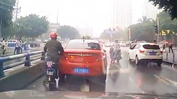 机动车道被电动车追尾要负全责?不明白这2点,很多车主都后悔了