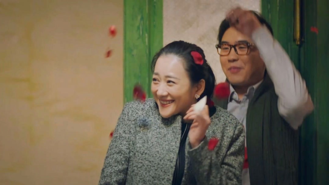 趁林莉过生日,陶军趁机拿出礼物向她求婚,林莉果断拒绝