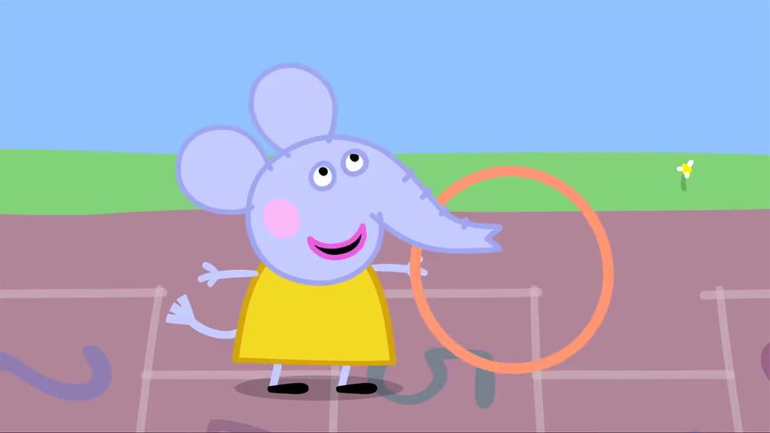 小猪佩奇:大象的鼻子真灵活,还能用来玩呼啦圈,就像表演杂技!