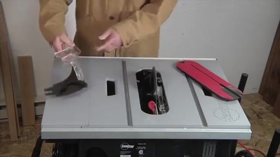 木工DIY技术 用木工台锯锯切木工小材料