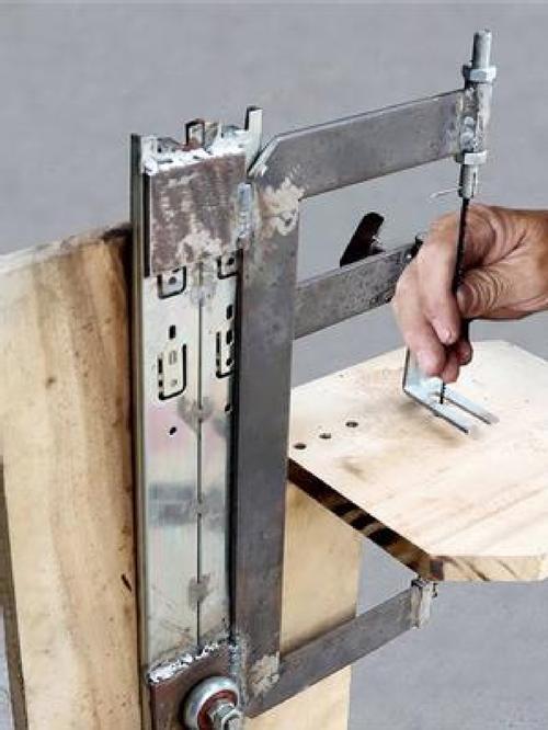 退休老头自制木板切割机,没想到切割效果这样好,被邻居高价买走