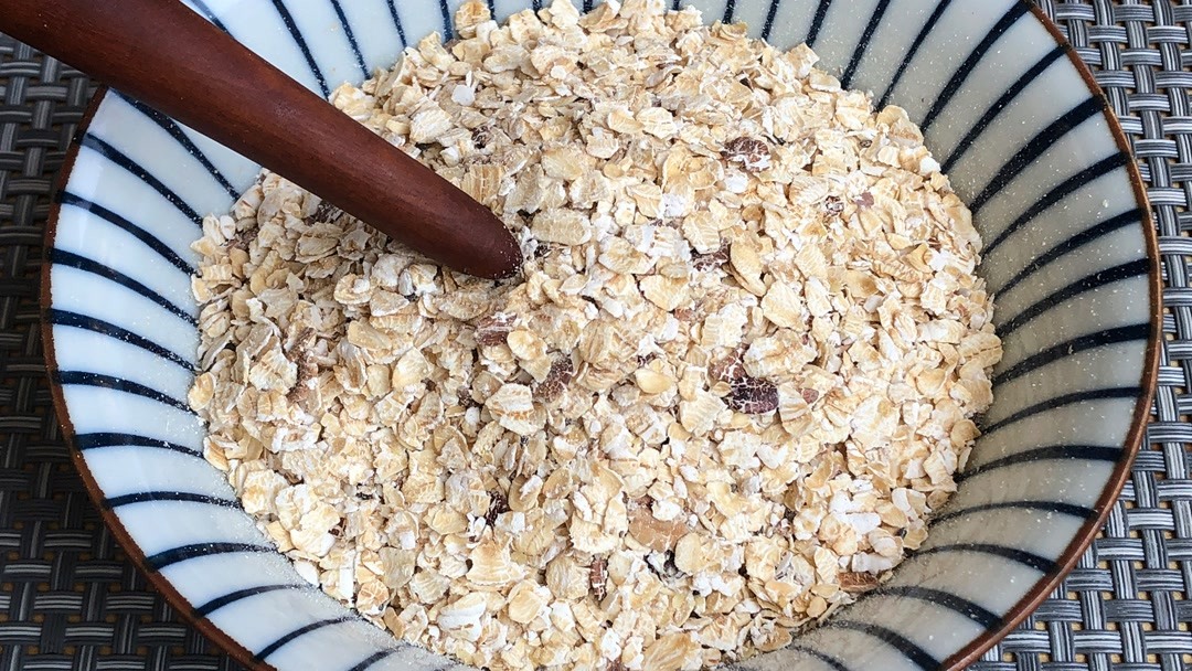 燕麦片不用直接煮了吃,学会这样做,降糖降压护血管,太香了