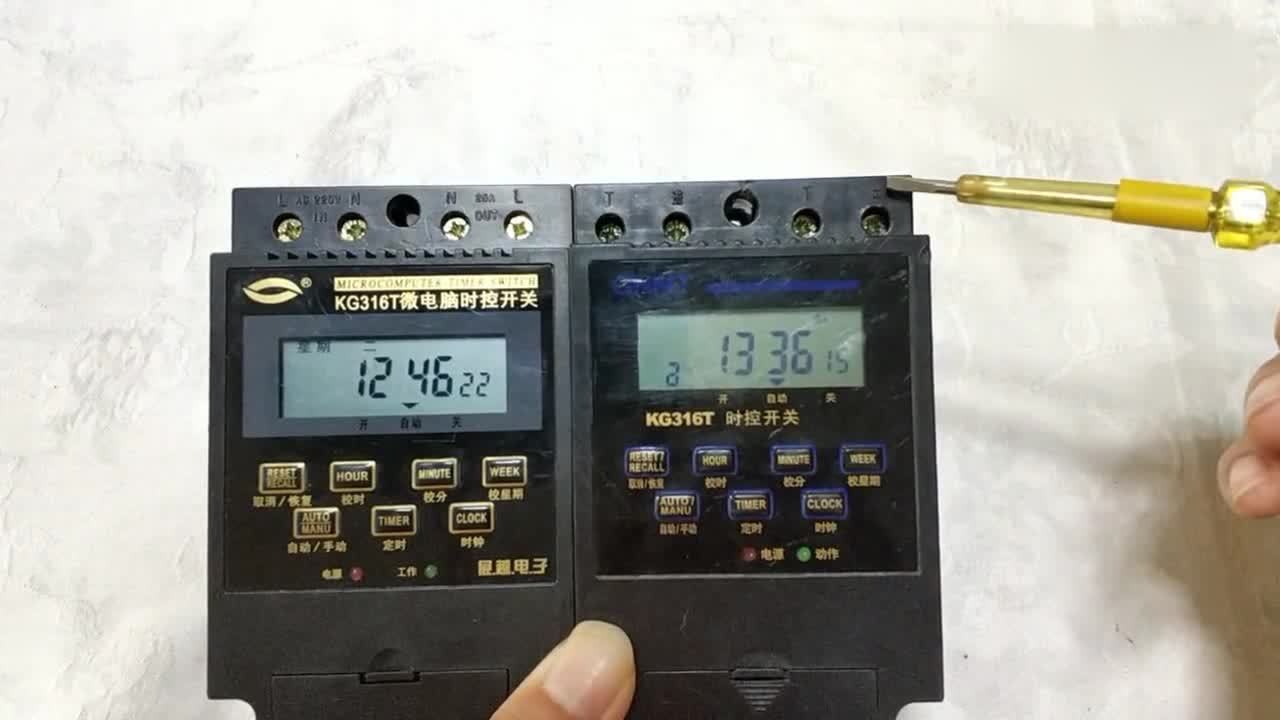 对比2个时控开关,5分钟讲清楚定时和校时操作,重点在接线分析!