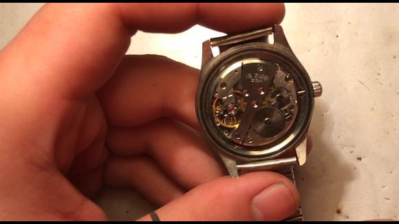 翻新一块老上海,打开后机芯少颗螺丝,钟表匠宝库里找个原装换上