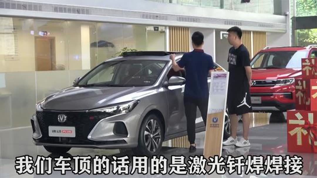小伙假装买车整蛊4S店销售,还带领他喊口号宣传企业文化!