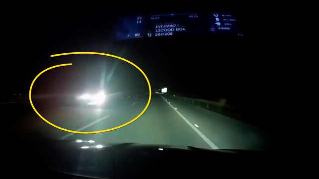 他错过高速路口,开远光灯逆行2公里