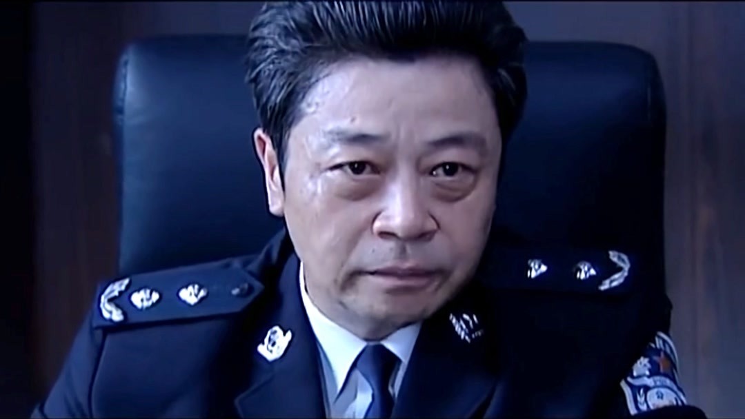警察正在全力查爆炸案,线索逐渐明了,下令监控张宝军的父母!