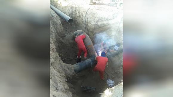 实拍室外电焊管道的农民工施工现场