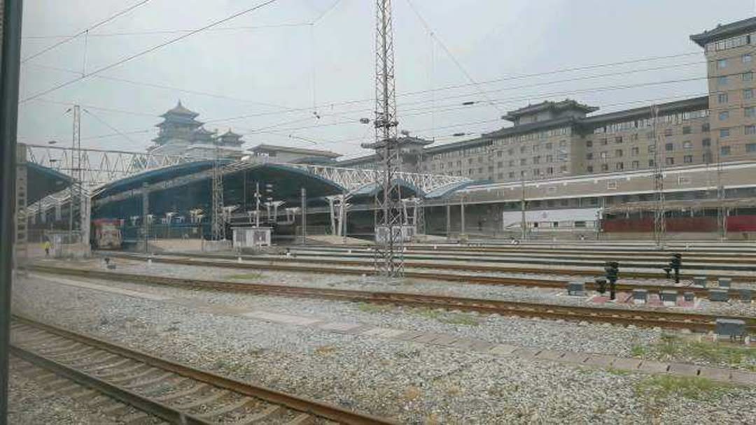 实拍厦门列车到达北京西站,首都城市景色竟然是这样的,意外吗?
