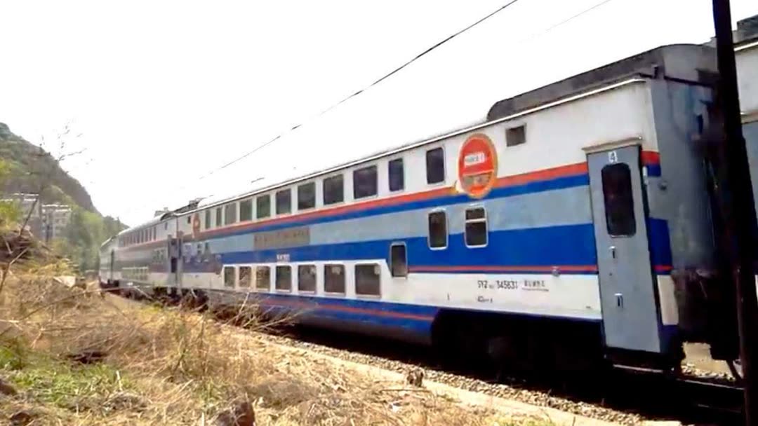 难得一见的双层火车!DF4DH牵引K7711次列车由北京开往承德