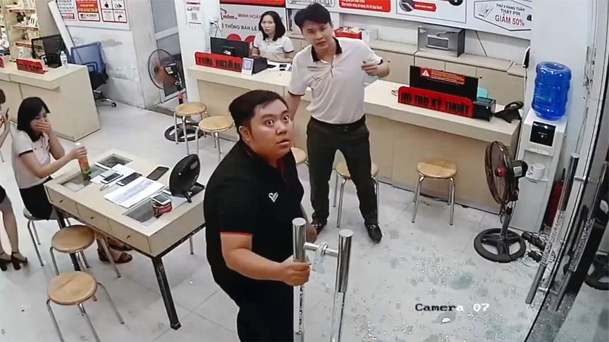 员工给顾客开门用力过猛震碎玻璃门,手持破碎门把表情亮了