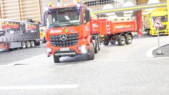 一场RC模型车的盛宴,吸引不少工程机械车,都各显本领