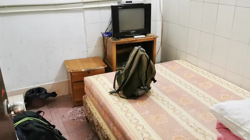 在广西北海找到了便宜的住宿,标准小单间,20元一天