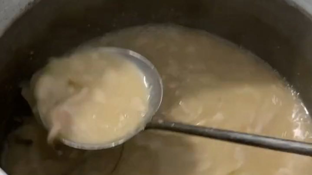 灌汤小笼包。鲜汁肉包汤汁是从何而来?如何让皮冻变成汤的?