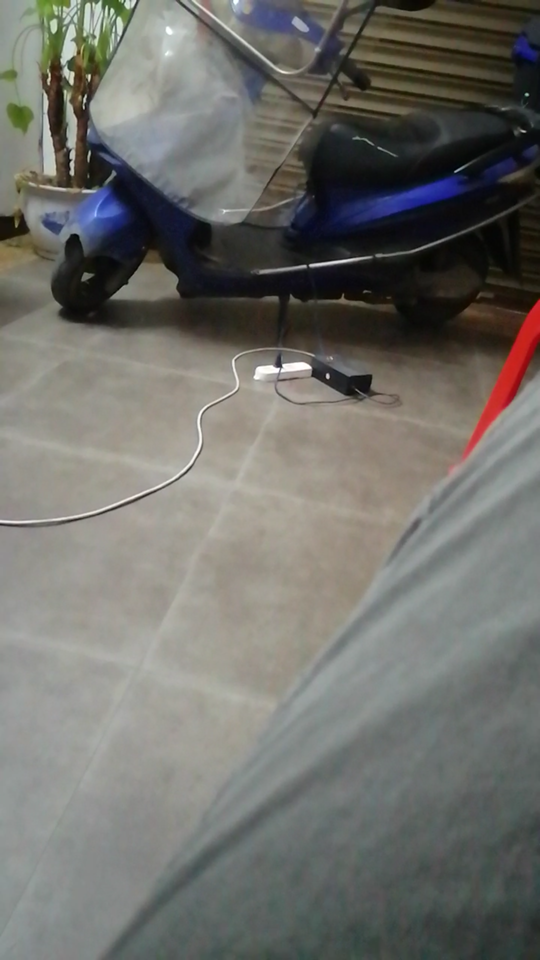 在家给电动车充电喔