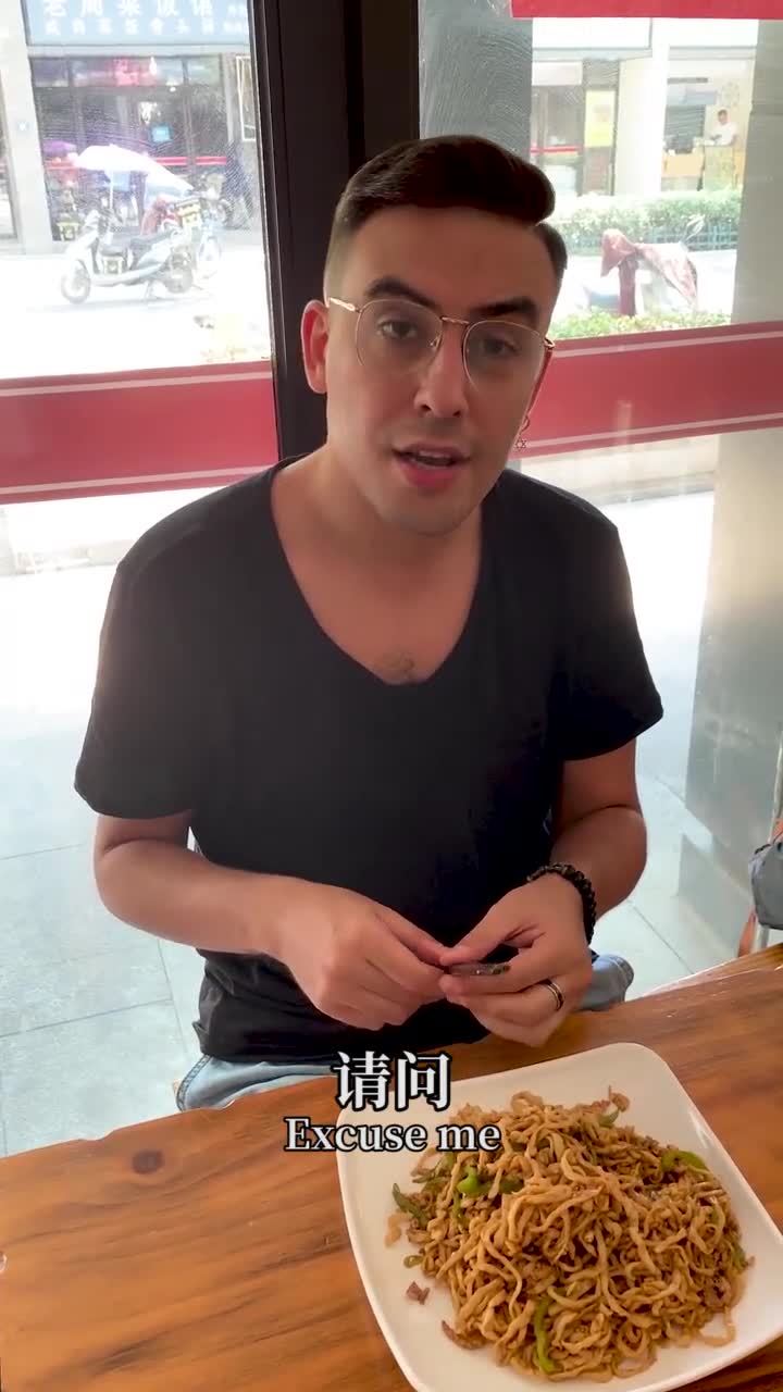 使用筷子是来中国后我第一个学会的技能