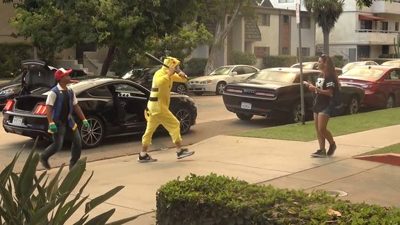 街上玩皮卡丘召唤游戏,对着路人去吧!皮卡丘,路人问号脸