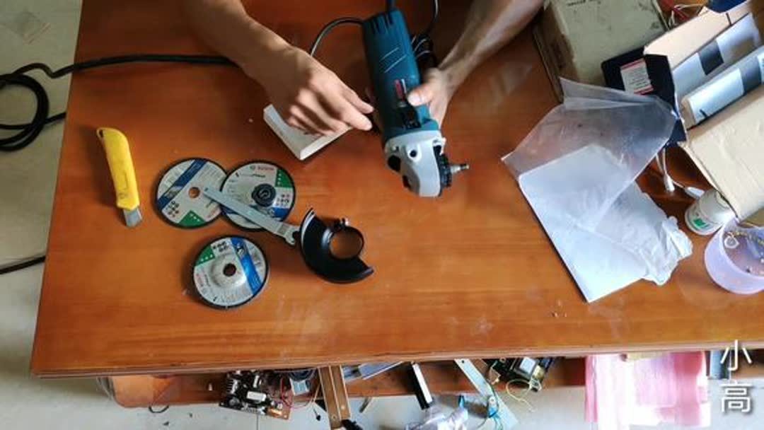 网购的博世角磨机终于到了,不确定是不是翻车了,只知它有点脾气