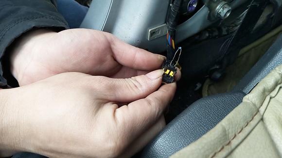 小伙开车出了事故,试图在这里接个电阻来修复气囊灯,谁教你的?