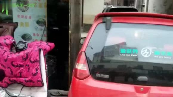 刚学会开车的女友,倒车出小区门还撞掉了反光灯,网友:女司机!