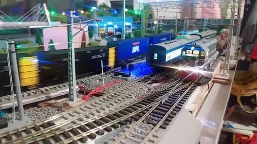 网购回来的火车模型,你推车上坡我拉车快跑,发明者真是个人才