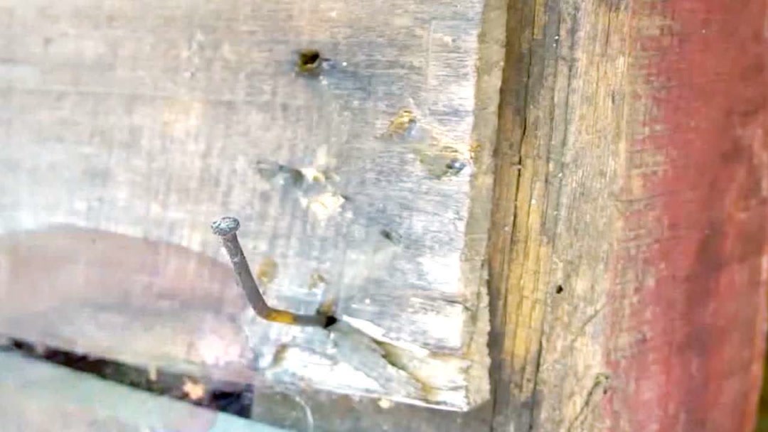 小伙自己设计的起钉器,用点力气就可以轻松把钉子拔出来,真给力