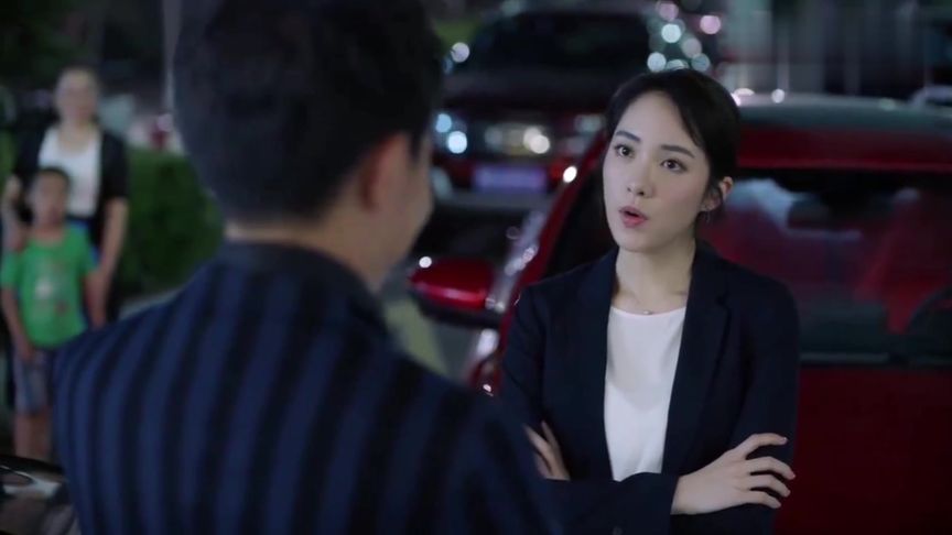 美女撞车道歉,却被认为没礼貌