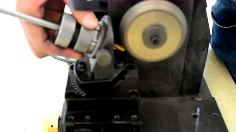 两个平面后角的钨钢钻头怎么磨?看看钨钢钻头的修磨视频