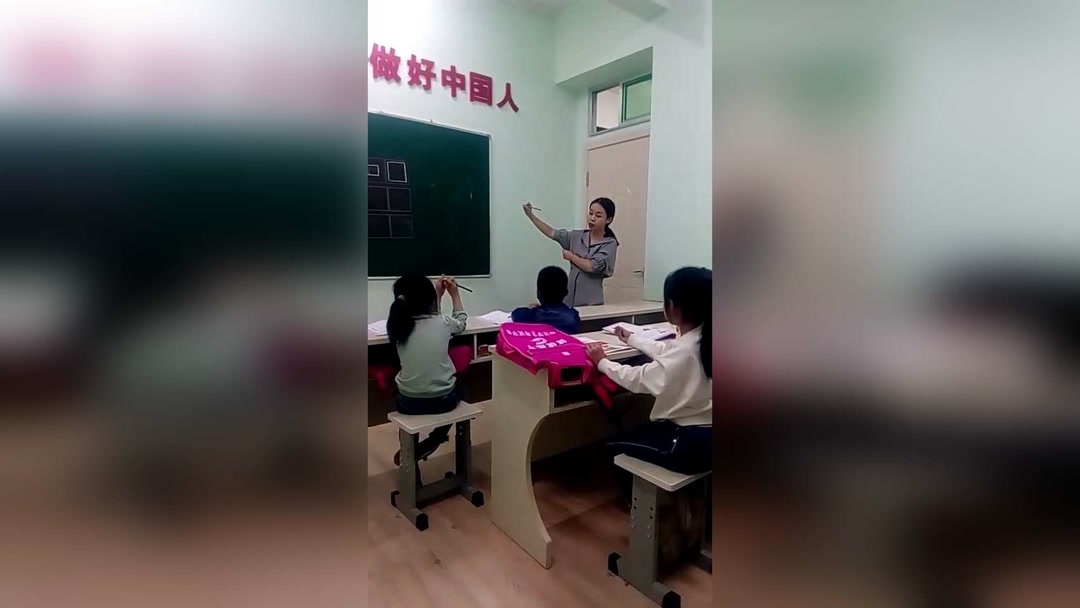硬笔练字老师教小学一年级学生书写坐姿以及握笔姿势纠正