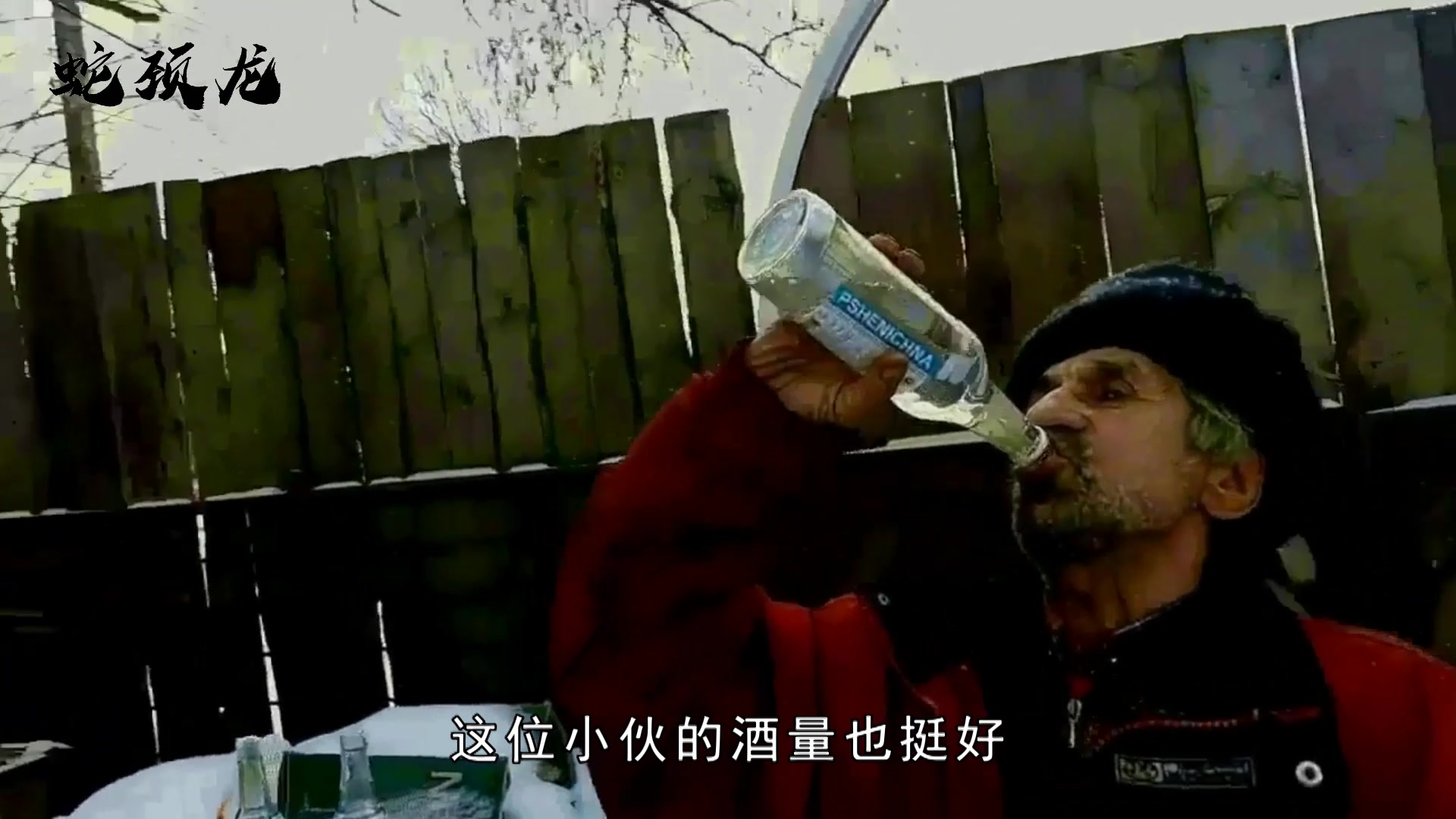 中国小伙去俄罗斯,入乡随俗喝点酒,一口就被整吐