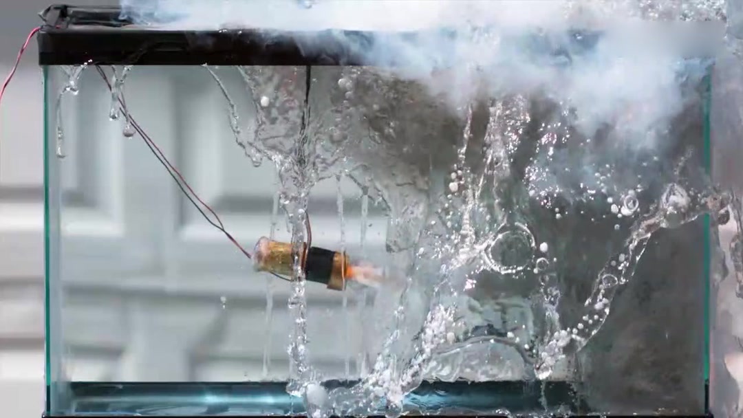 在超高速镜头下,在水中点燃小型火箭助推器会是什么样的