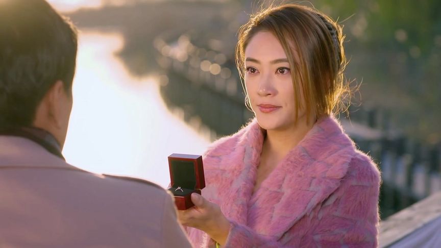 美女生日叫总裁帮戴戒指,总裁却左右为难:我到底该拿你怎么办