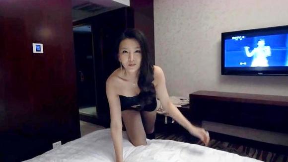 美女和闺蜜拿错房卡,闺蜜晚上回酒店,一开门公司老总竟在床上!