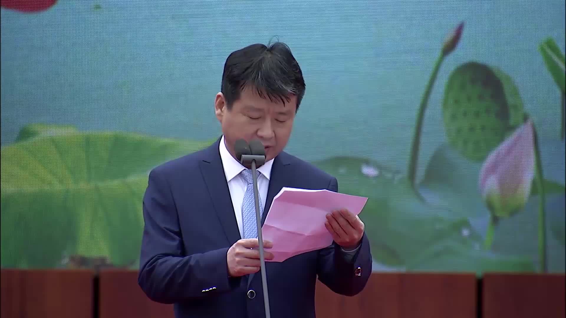 边建国同志宣读《雄安·雄州文化艺术节征集logo的启事》