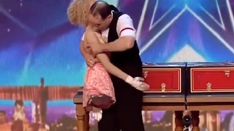 趣闻!大叔带假人模特上台,1秒后模特竟然"复活"了?