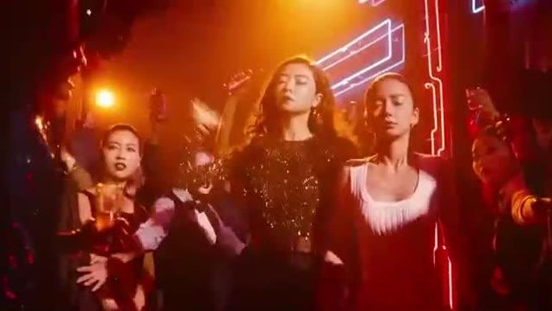 Angelababy在酒吧拼命的喝酒,究竟发生了什么?