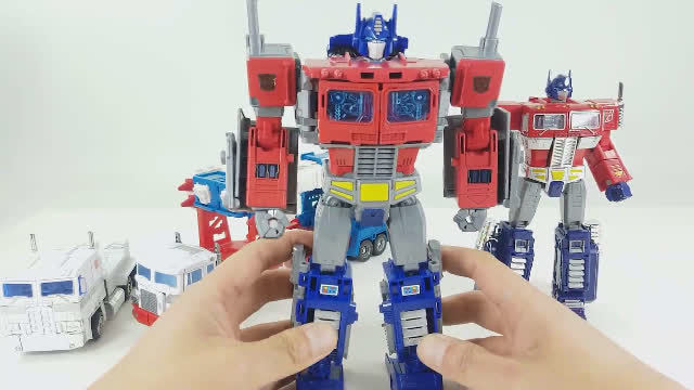 玩具小动画:运货卡车变身合体成超级机器人