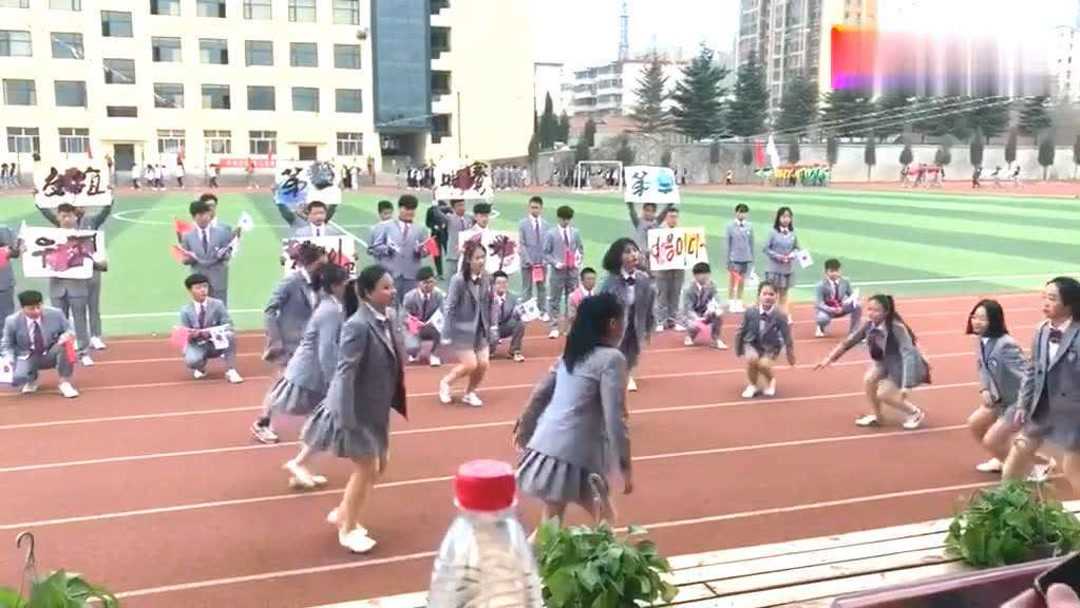 运动会开幕式上,小姐姐们的舞蹈真的是太好看了,真是太漂亮了