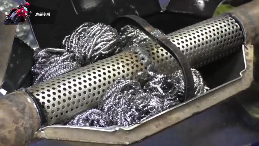 大叔改装排气管消音器,里面塞满了钢丝球,这样真能做到消音?