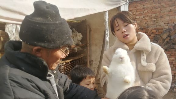 阳哥全家去给姥爷拜早年,顺便想分析下大白兔死亡率高的原因