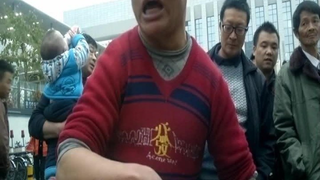 深圳东站女子当街抢残疾乞讨人的钱