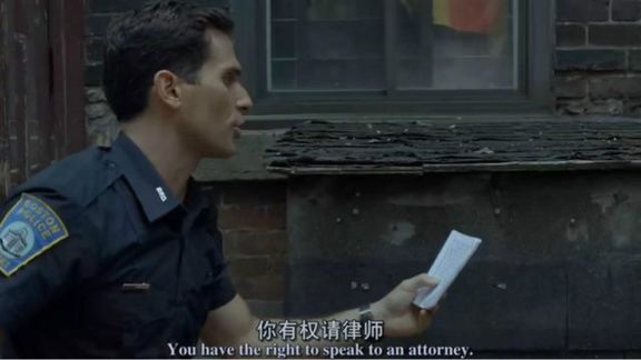 美国警察太麻烦,抓个小偷还要看说明书