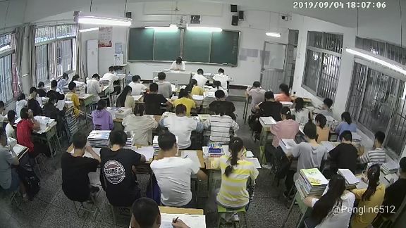 6:00~6:40学生晚自习,纪律委员在守课堂纪律