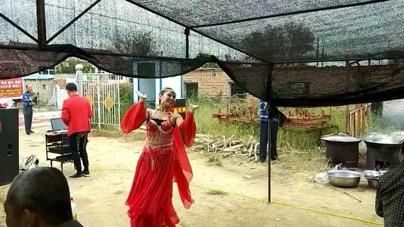 农村小女孩跳的肚皮舞,草裙舞!小丫头跳的真好!