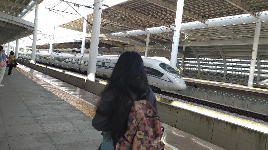 太快了,我还没有看清,就已经不见了。现在交通真的太方便了