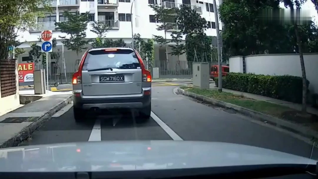 SUV司机转弯后却突然倒车,后面司机直接被撞车了!