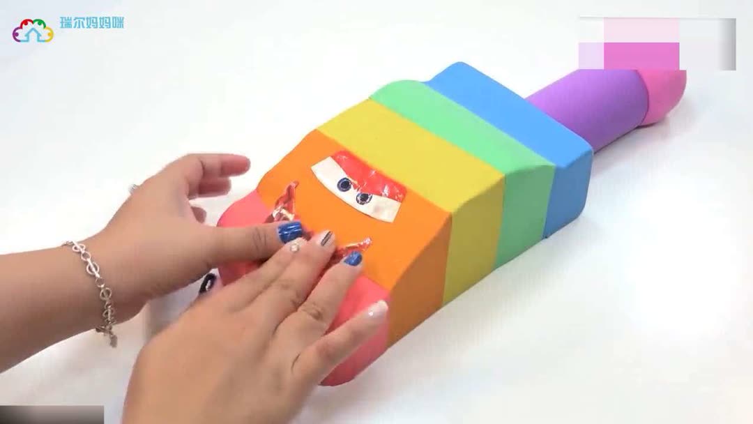启蒙色彩乐园,用橡皮泥制作小汽车,激发宝宝的动手能力