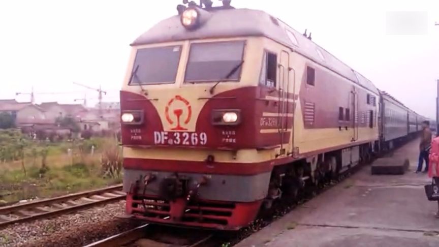 皖赣铁路宁国站 黄山开往徐州的K8440次绿皮火车进站停靠