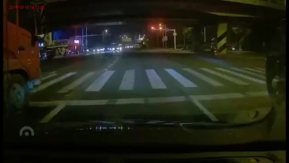 无锡高架桥侧翻亲历者,讲述惊魂一刻:腿都软了,就差一点点!