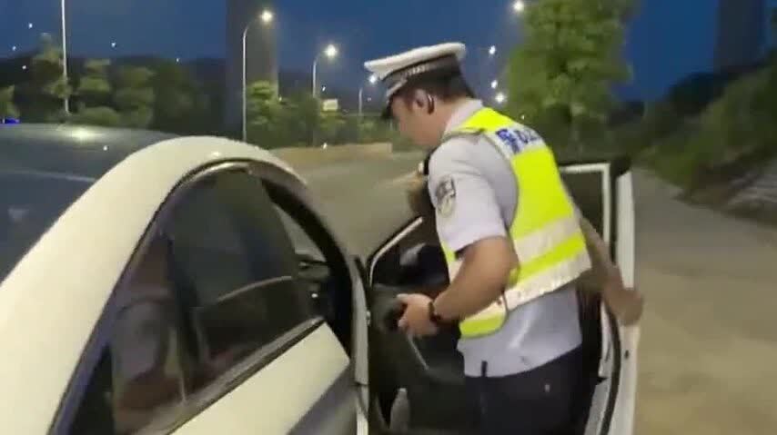 太揪心了,学生在马路中央骑电动车,轿车刹车不及将其撞飞